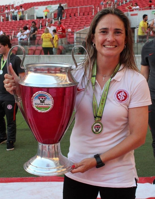 Tatiele Silveira: conheça a técnica que fez história no futebol ...